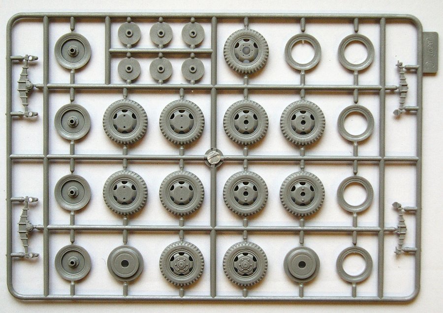 MODELIMEX Online Shop | 1/35 Studebaker US6 U4 w/ Soviet Medical ...